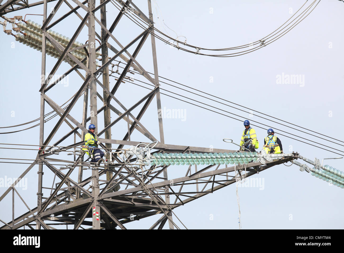 Workers maintain an electricity pylon Stock Photo - Alamy