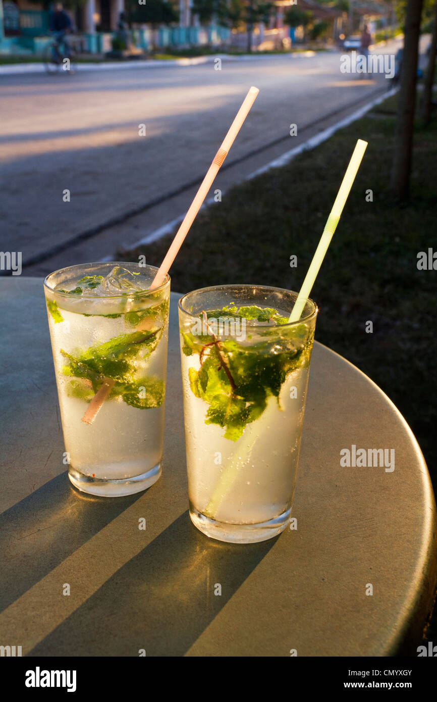 Outdoor bar hi-res stock photography and images - Alamy