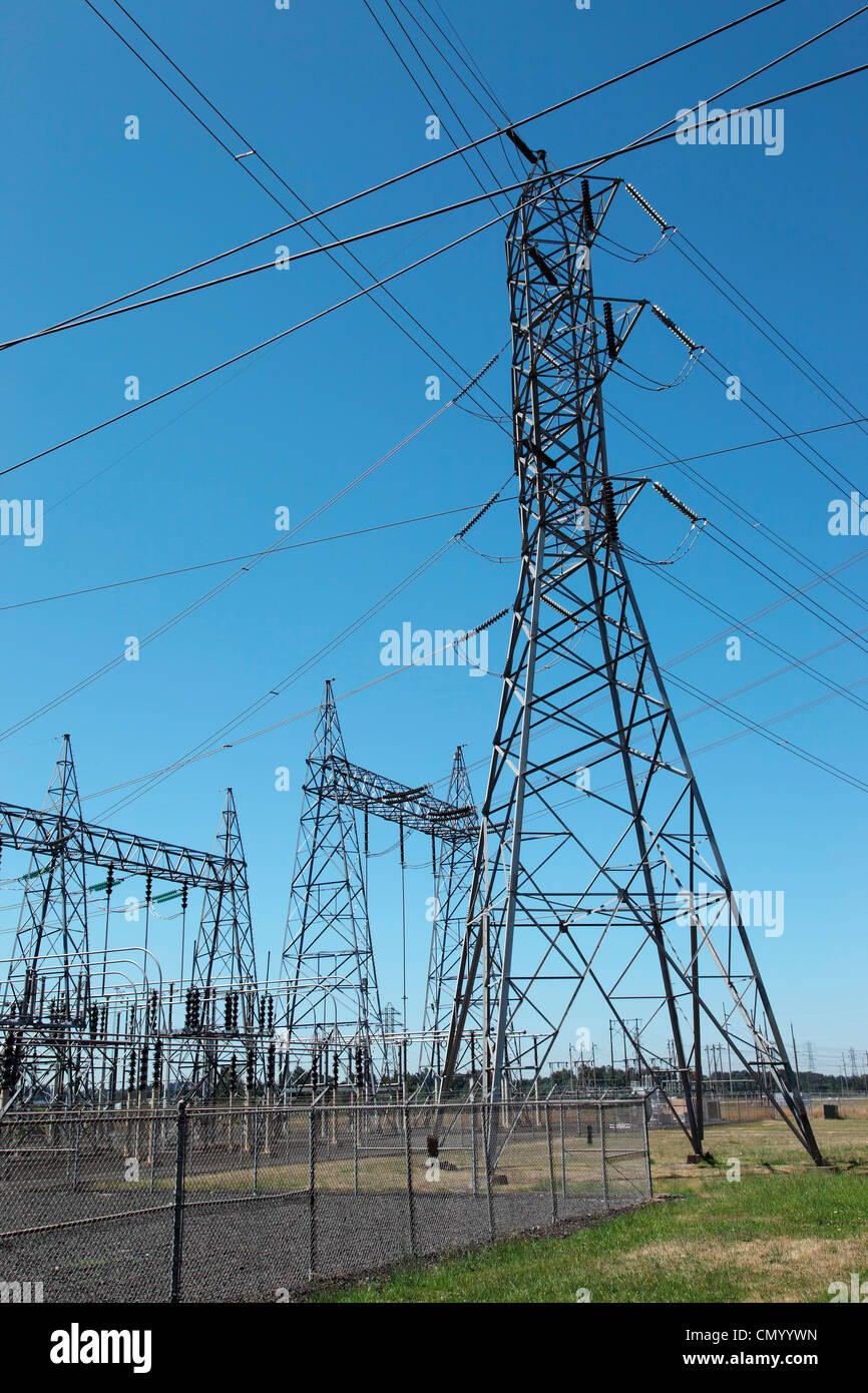 Electrical towers a distribution system, Oregon Stock Photo - Alamy