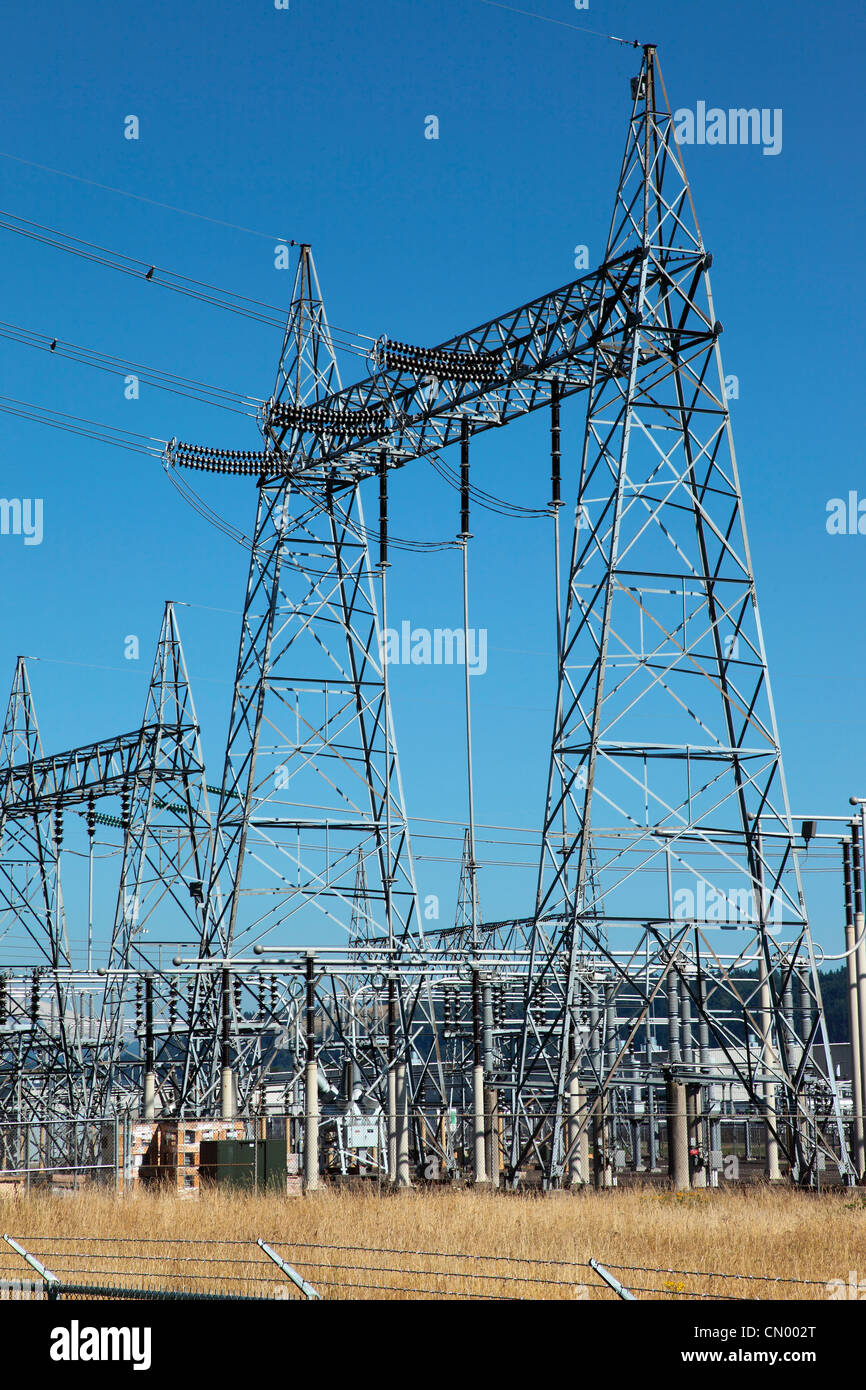 Electrical towers a distribution system, Oregon Stock Photo - Alamy