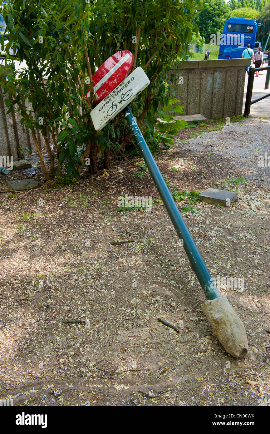 A broken "do not enter" road sign Stock Photo - Alamy