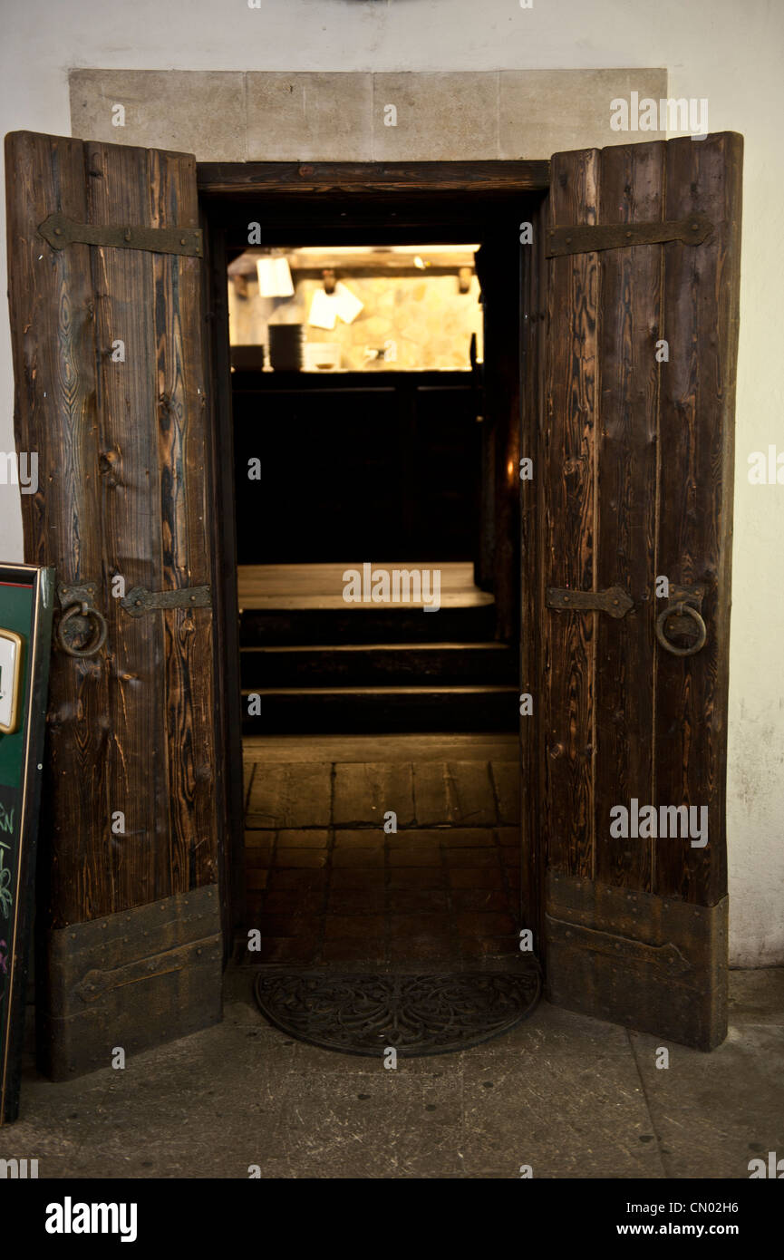 Doors open entrance hi-res stock photography and images - Alamy