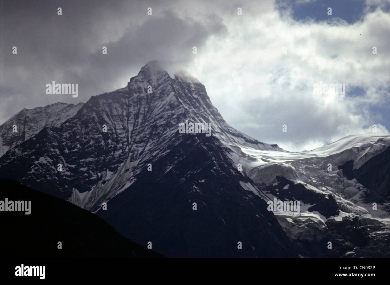 Scene from the himalaya mountains in India Stock Photo - Alamy