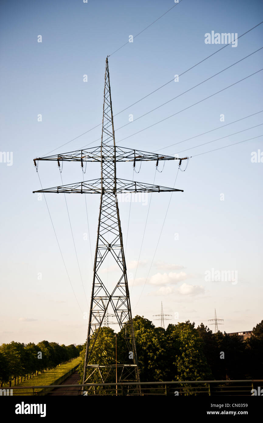 Single business tower hi-res stock photography and images - Alamy