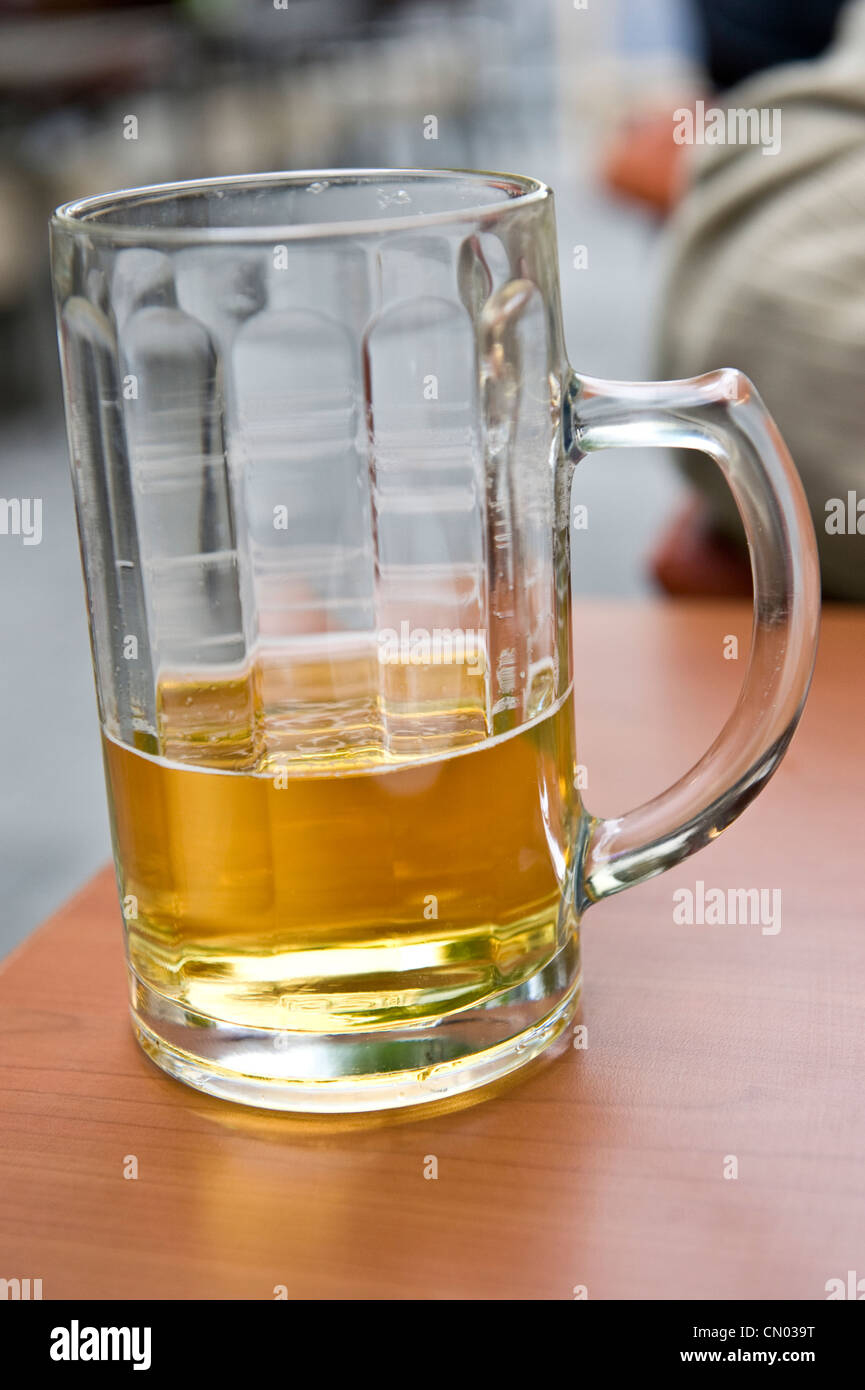 A half-empty mug of ale Stock Photo - Alamy