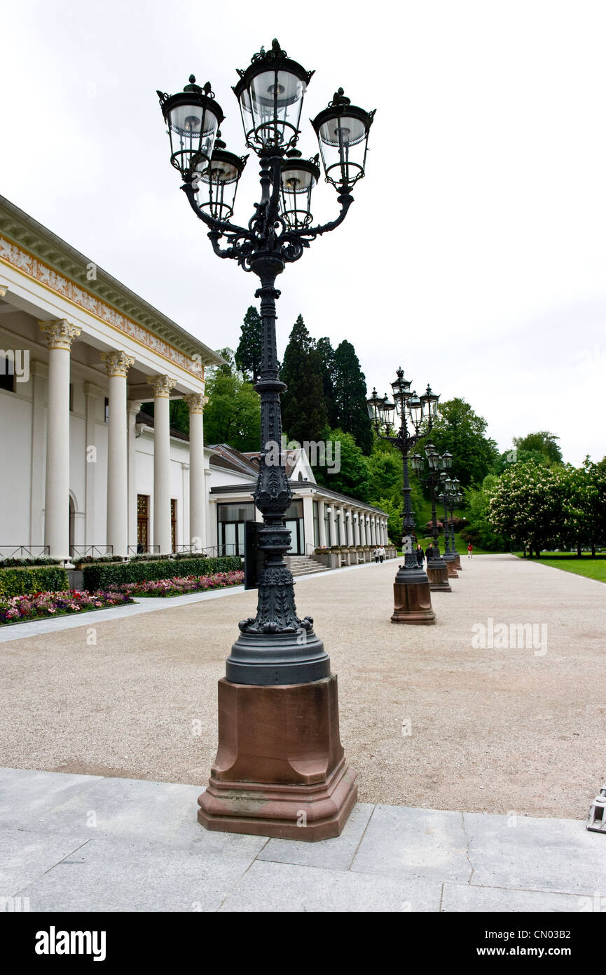Black lamp posts hi-res stock photography and images - Alamy
