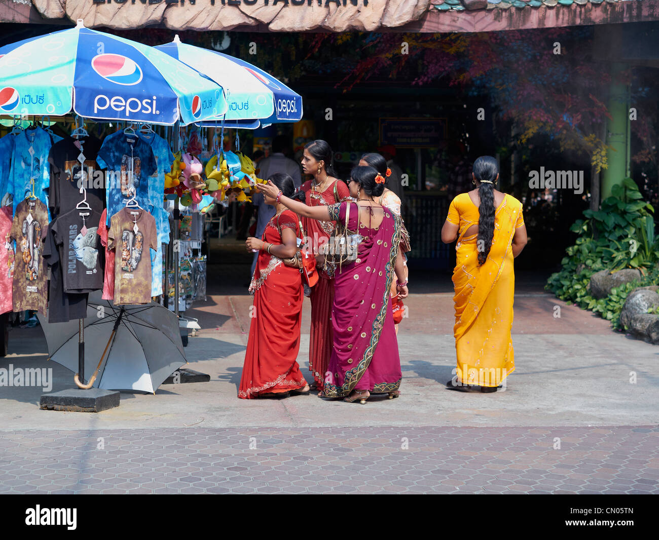 Indian sari women hi-res stock photography and images - Alamy