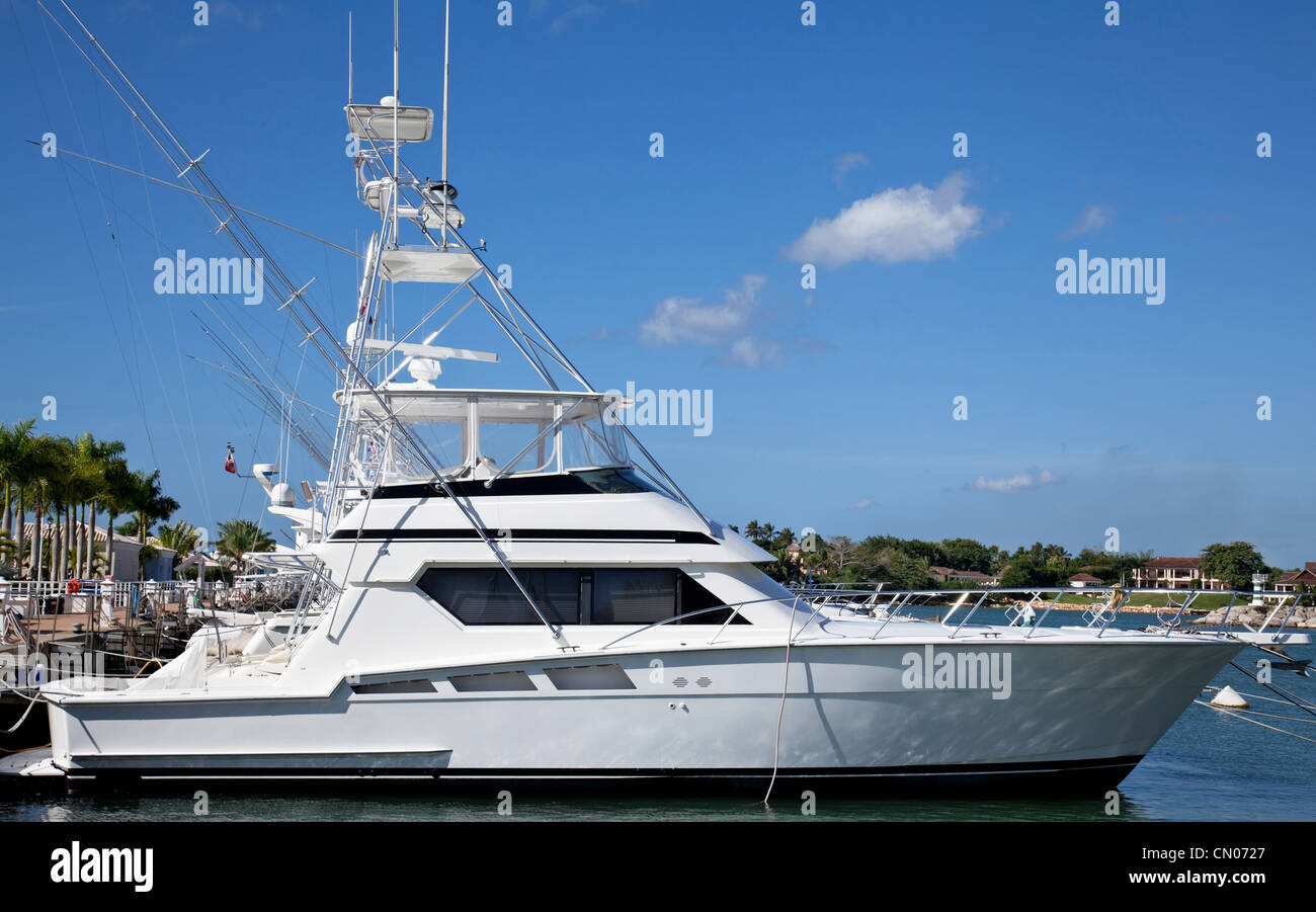 White yacht sails in ocean hi-res stock photography and images - Alamy
