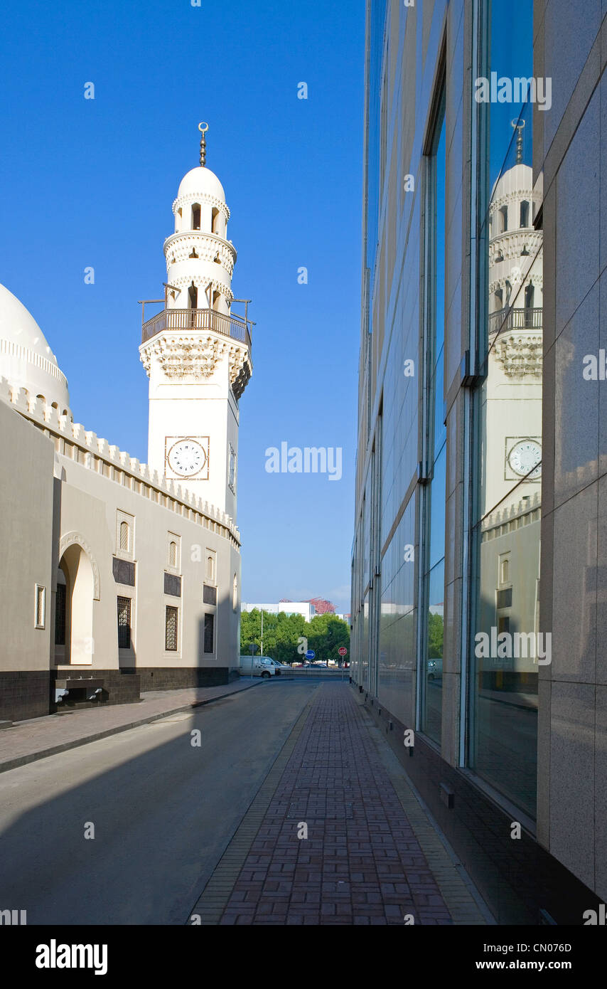 Bahrain, Manama, the minaret of the Kanoo mosque, in the city center ...