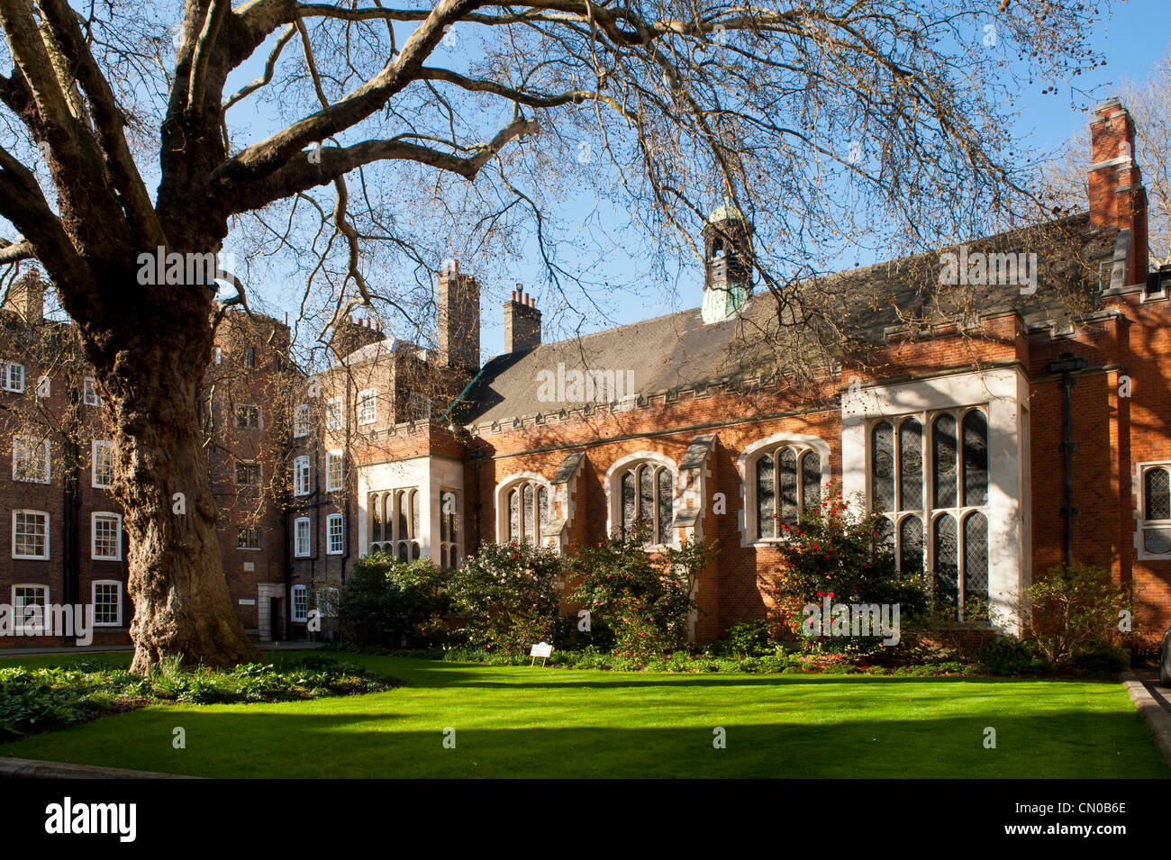 Medieval london inn hi-res stock photography and images - Alamy