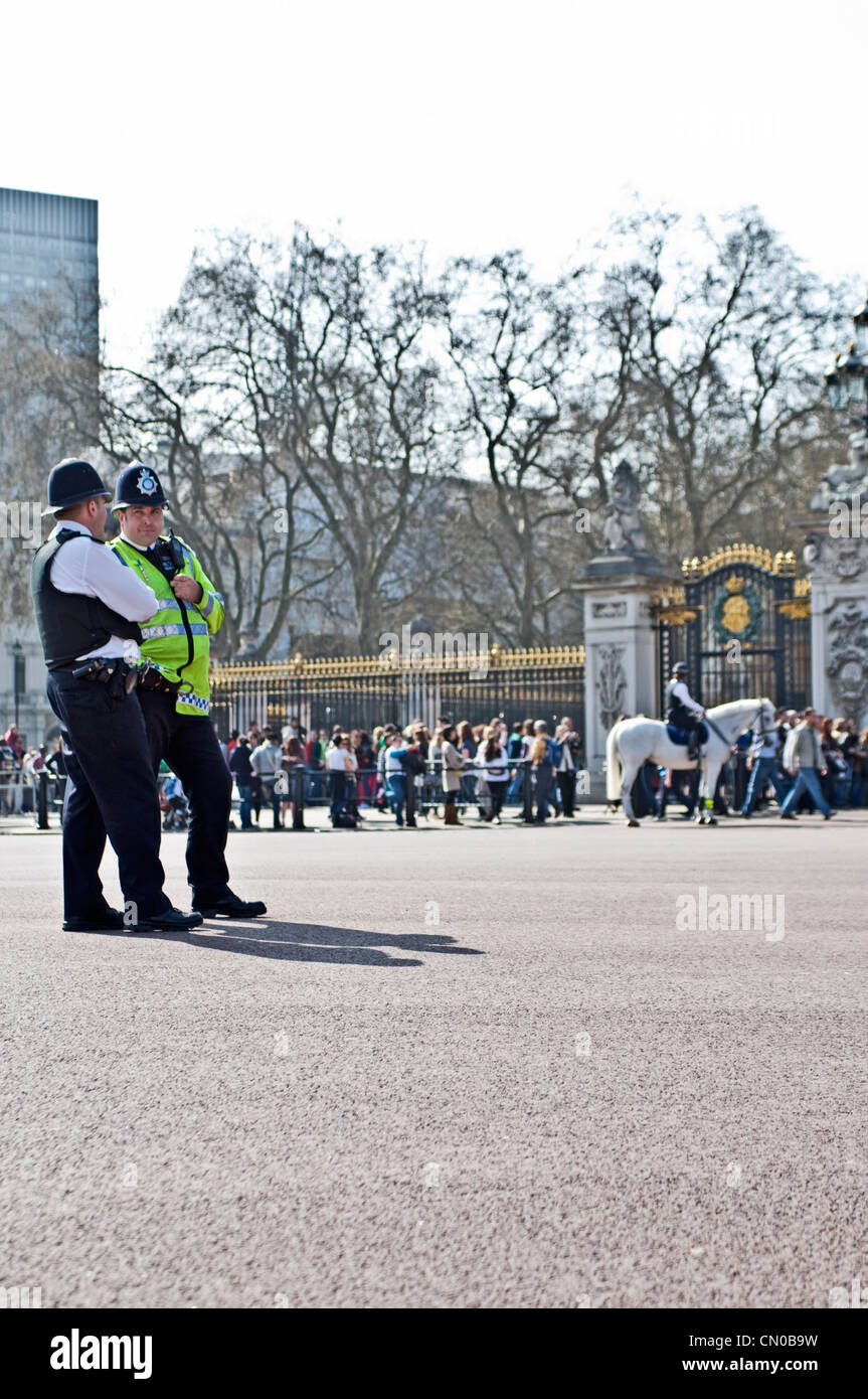 Police public talking uk hi-res stock photography and images - Alamy
