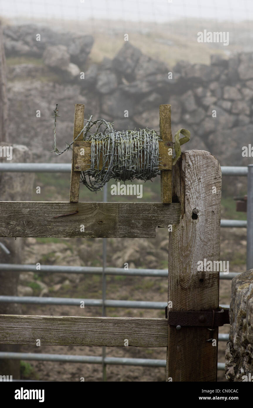 Dry stone wall barbed wire hi-res stock photography and images - Alamy