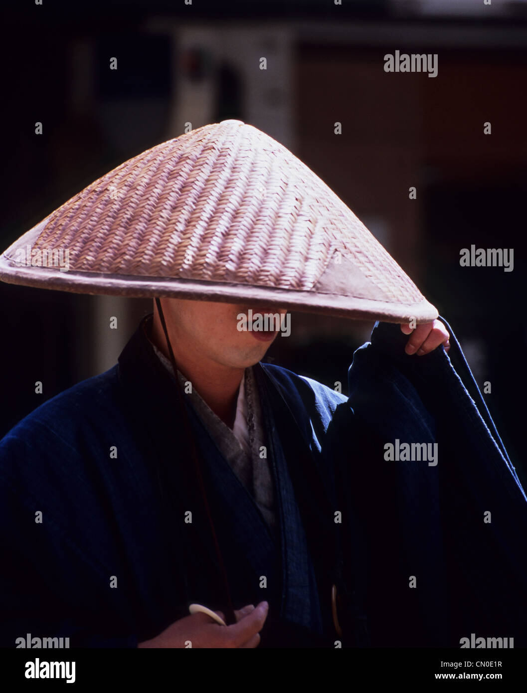 Straw hat buddhist monk hi-res stock photography and images - Alamy