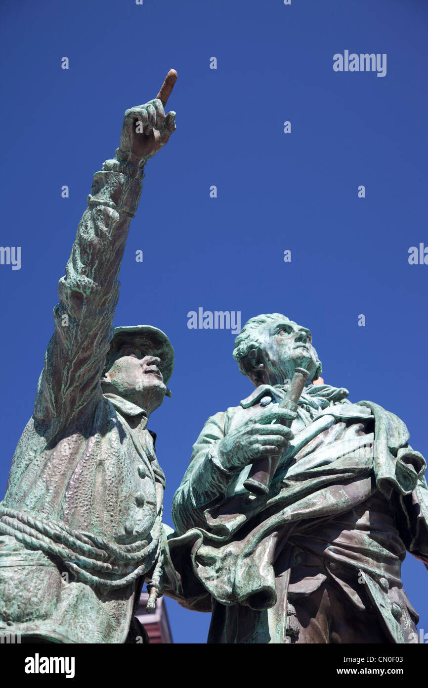 Chamonix expedition Reconnaissant statue with mountain guides viewing ...