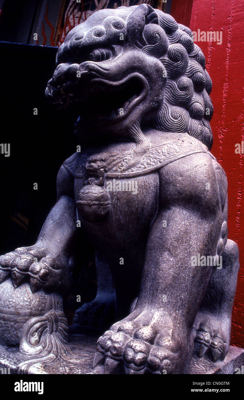 Dog statues hi-res stock photography and images - Alamy