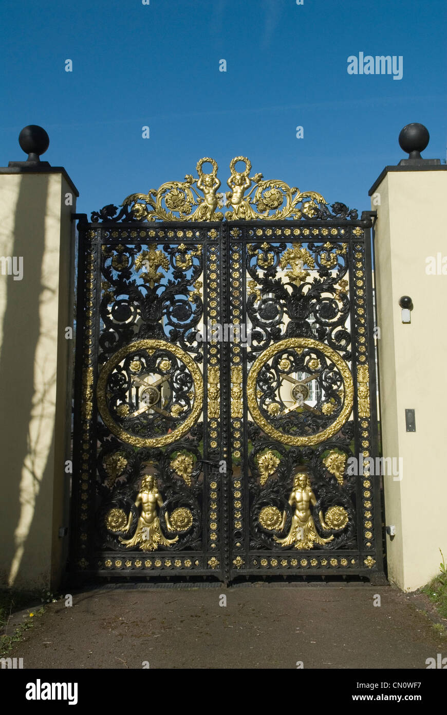 Mansion house with huge gold gates, excessive private wealth Hampstead ...
