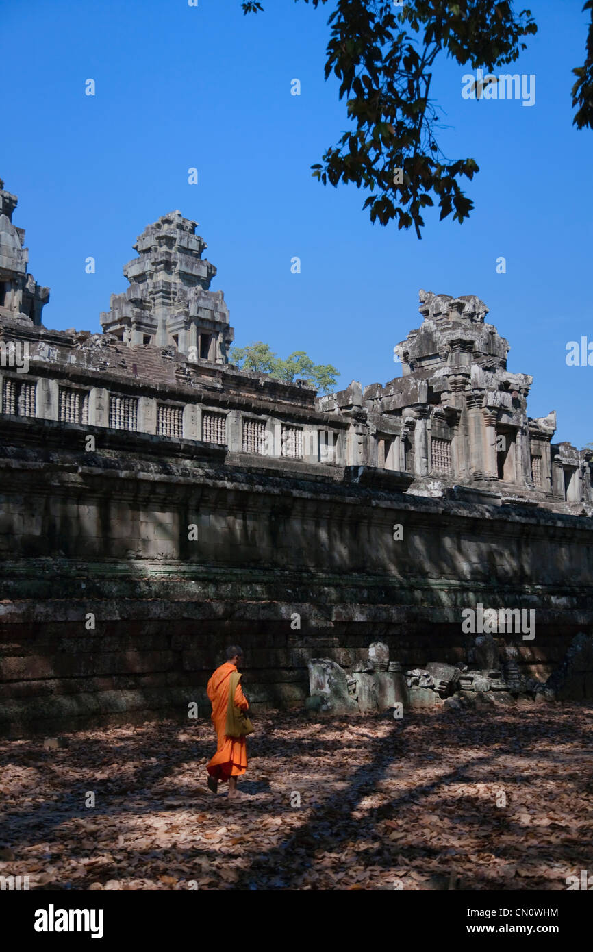 Monk with Buddhist statue at Thommanon Temple, UNESCO World Heritage ...