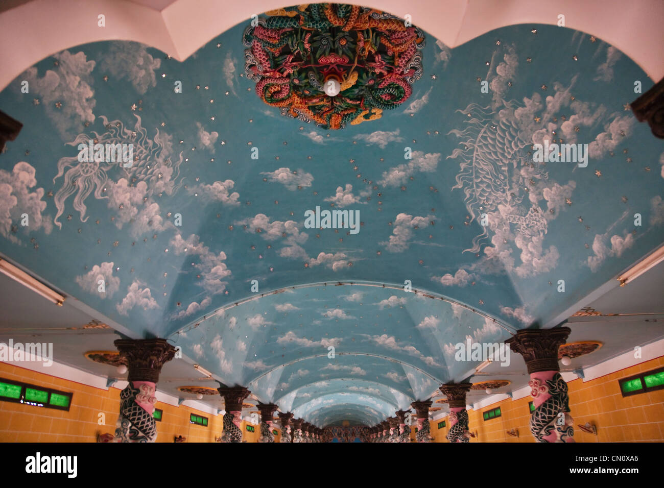 Ceiling and dragon columns inside Caodai Great Temple, Tay Ninh ...