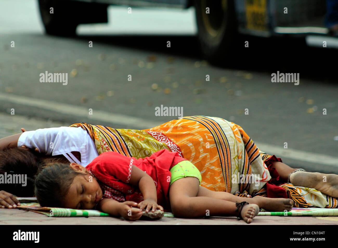 homeless mother and child sleeping on the footpath in Mumbai, India ...