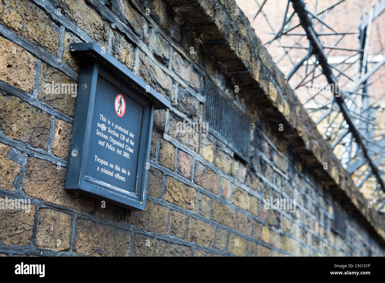 Buckingham Palace security - wall spikes and trespass sign along the ...