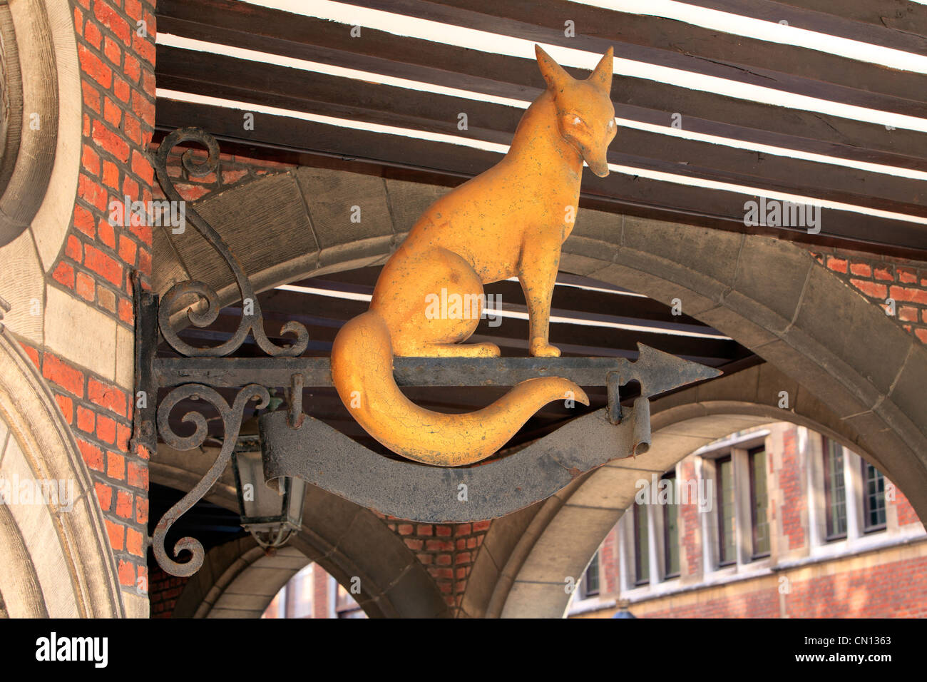Metal fox sculpture hi-res stock photography and images - Alamy