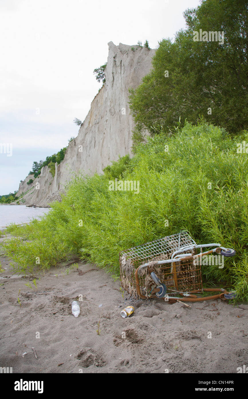 Garbage at the base of Scarborough Bluffs, Bluffer's Park, Scarborough ...