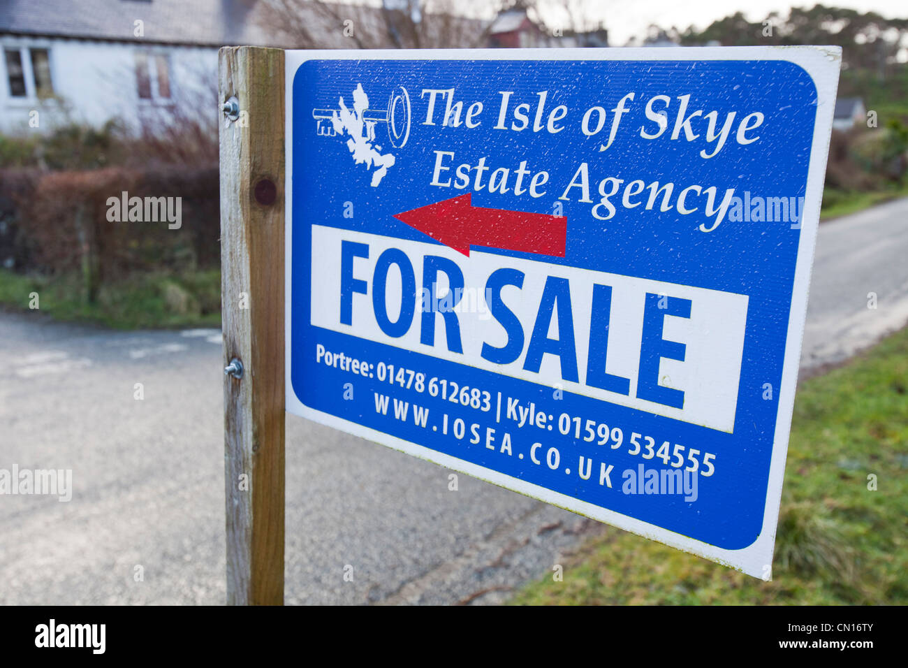 Scotland island house for sale sign hi-res stock photography and images ...