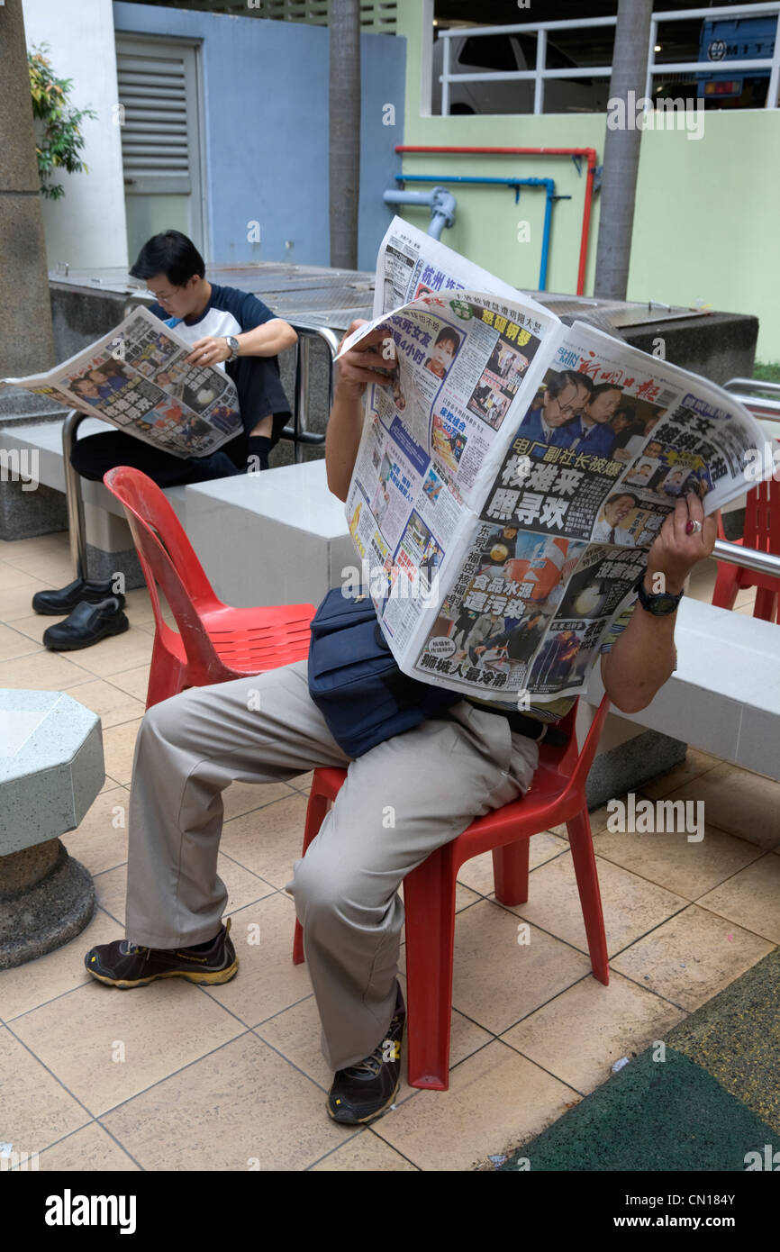 Men reading Local Chinese Newspapers Singapore Stock Photo - Alamy