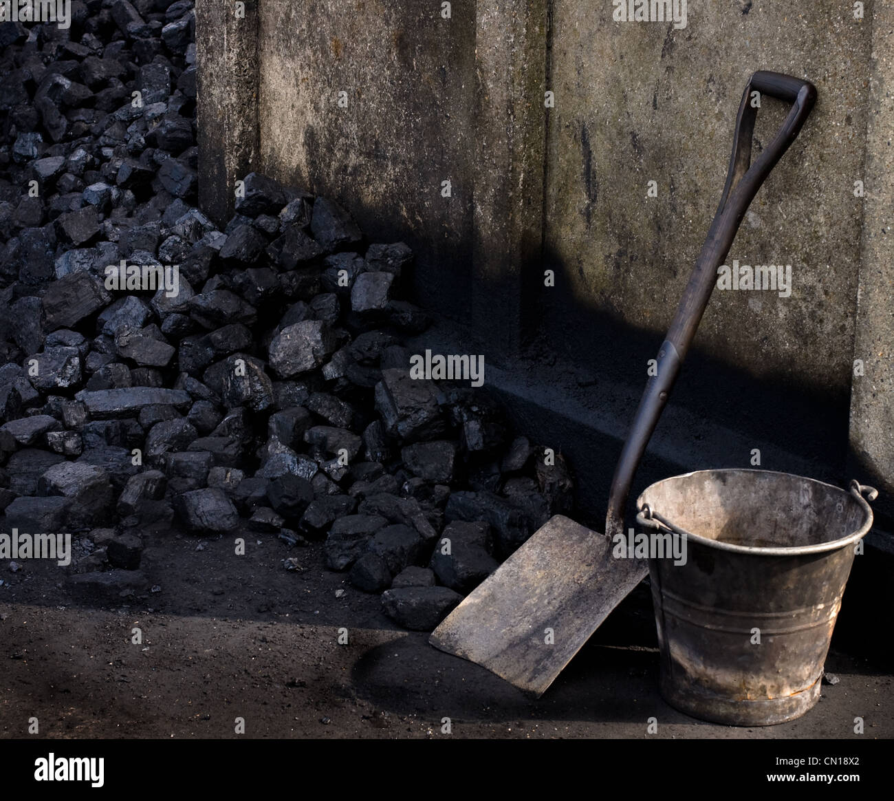 Black coal bucket hi-res stock photography and images - Alamy