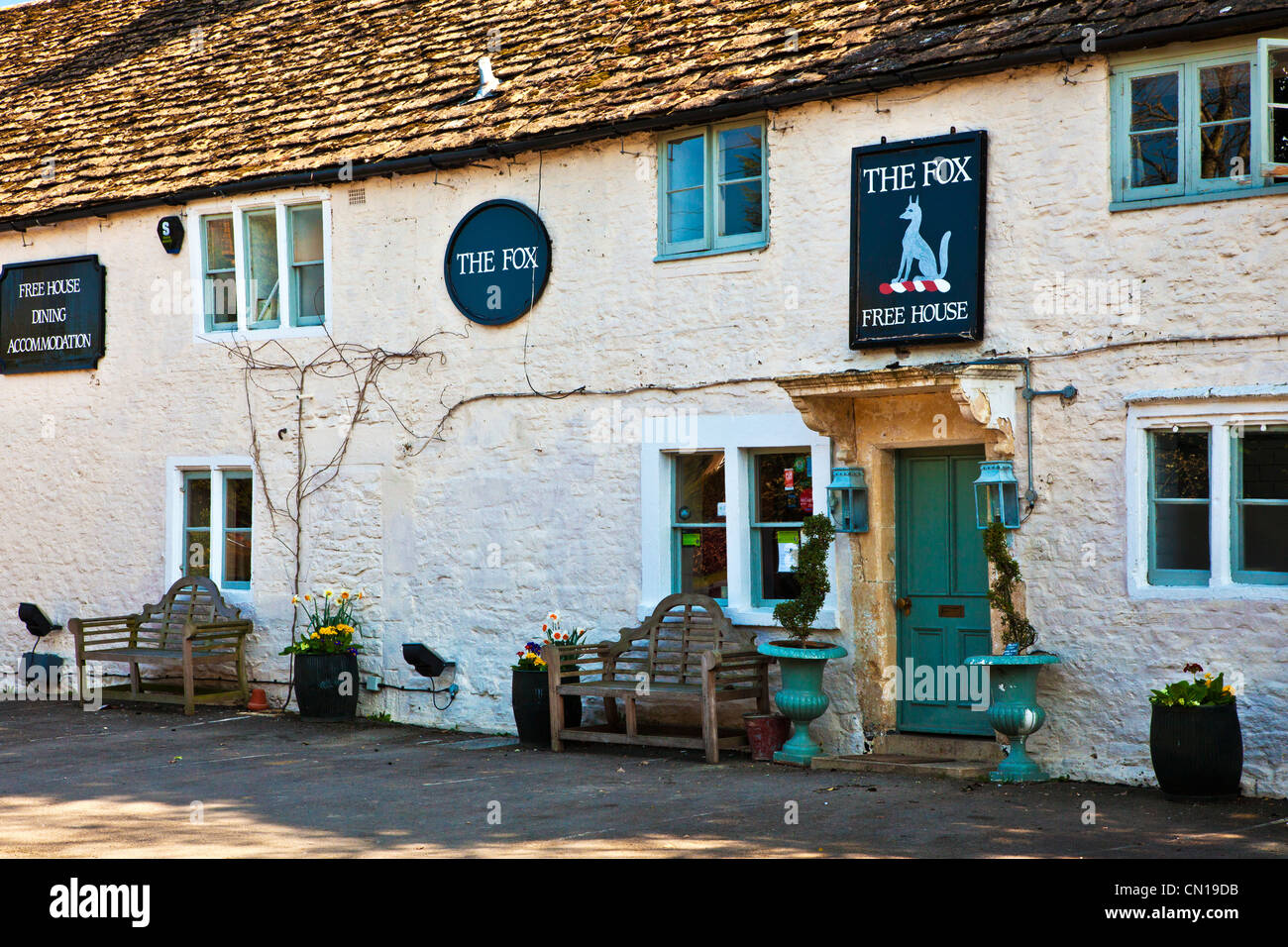 Typical english pub exterior hi-res stock photography and images - Alamy