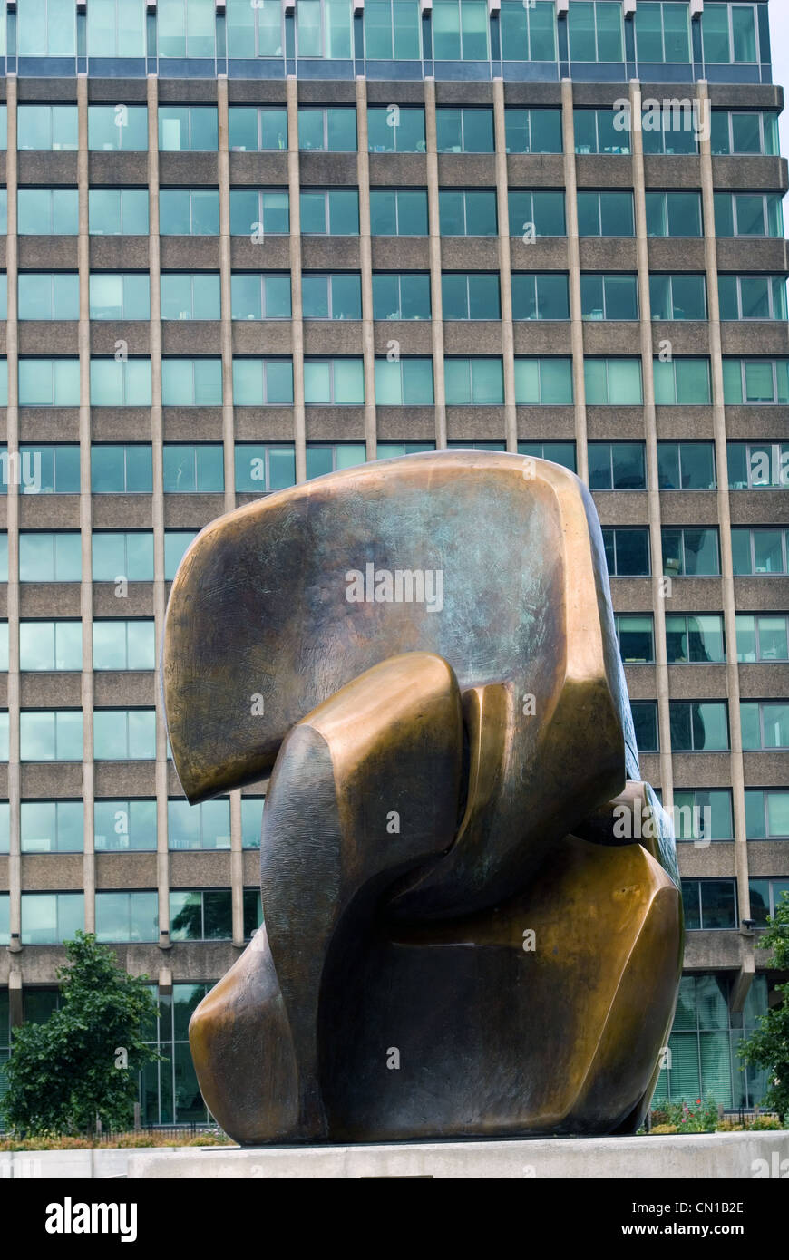 Modern metal outdoor sculpture hi-res stock photography and images - Alamy