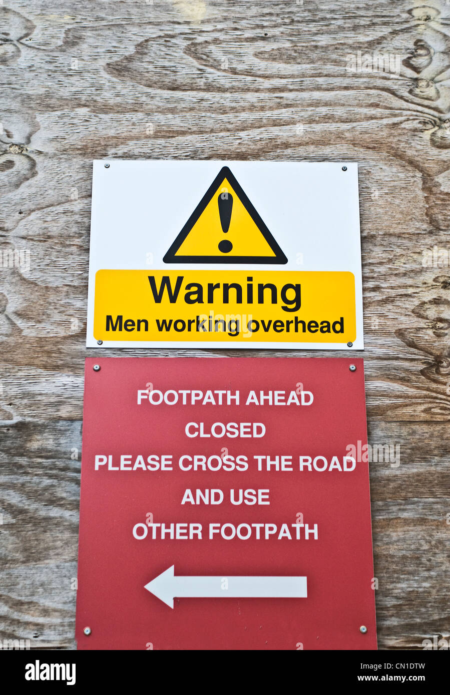 A 'Warning Men Working Overhead' sign on a construction site Stock ...