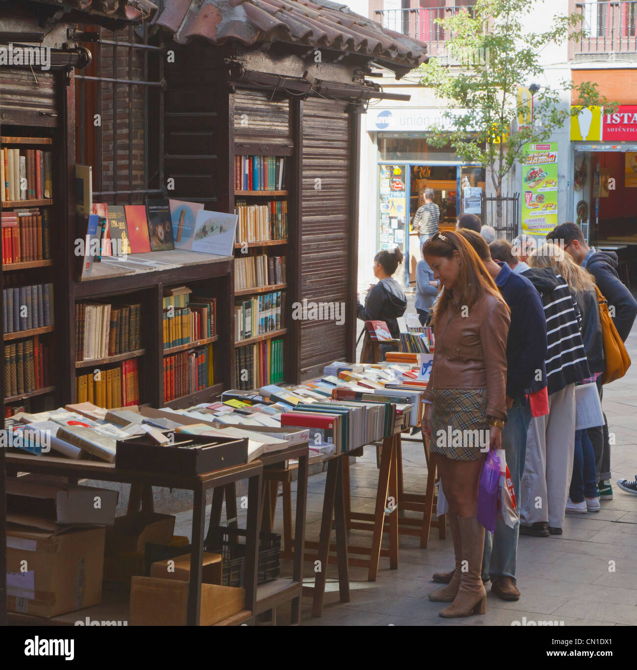 Madrid, Spain. Outdoor book stall in Pasadizo San Gines Stock Photo - Alamy