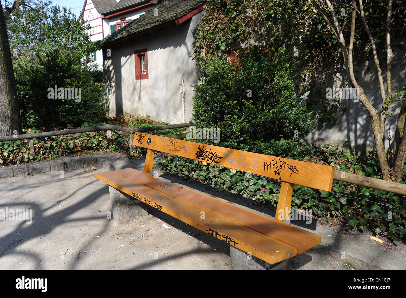 Graffiti bench hi-res stock photography and images - Alamy