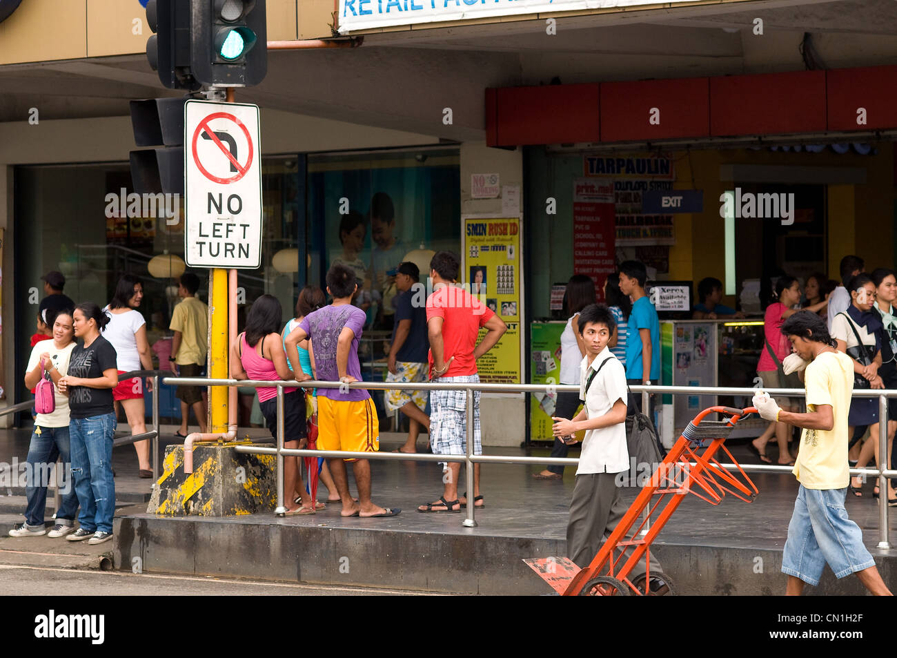 Colon street scene downtown cebu hi-res stock photography and images ...