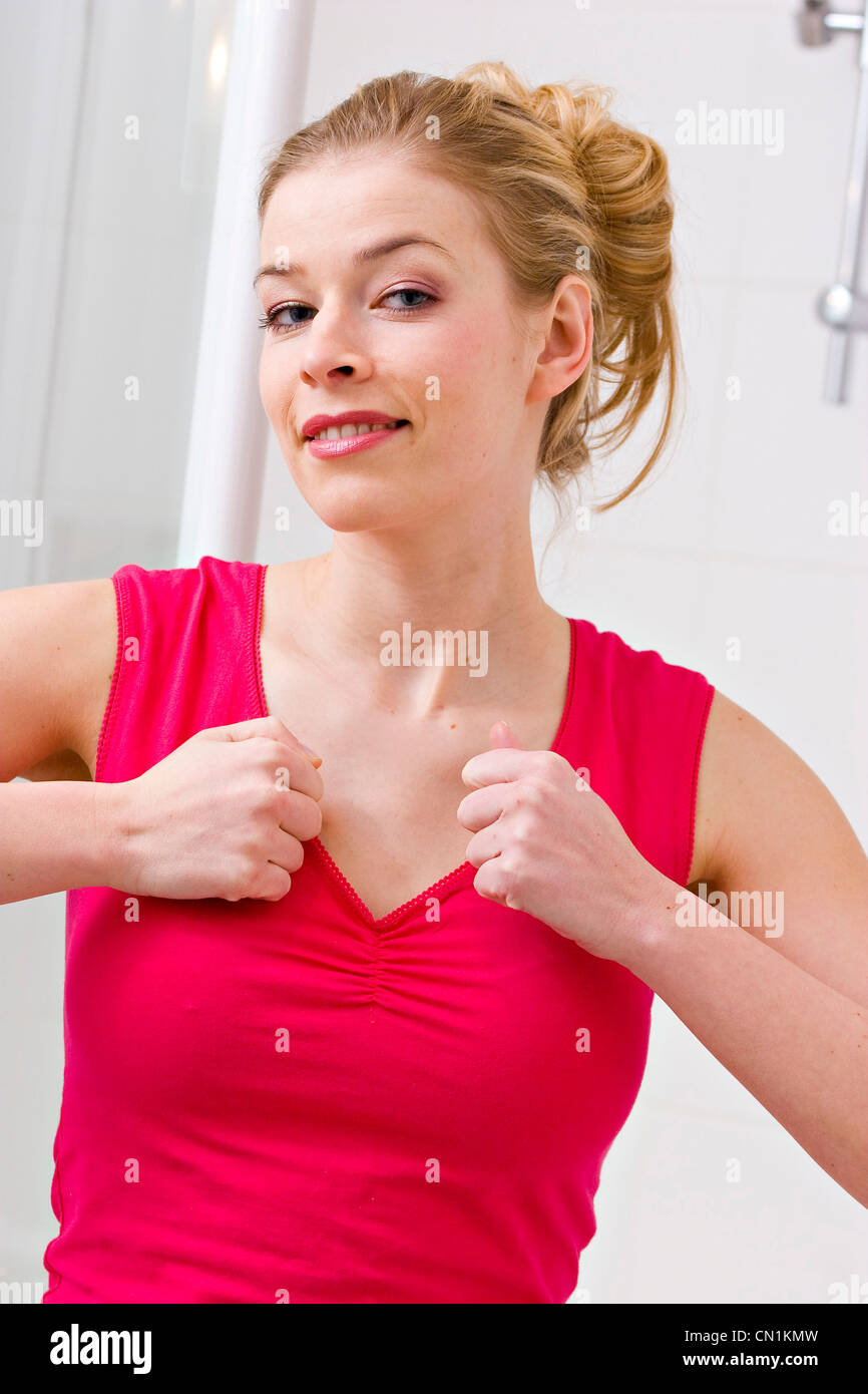 Tapping chest hi-res stock photography and images - Alamy