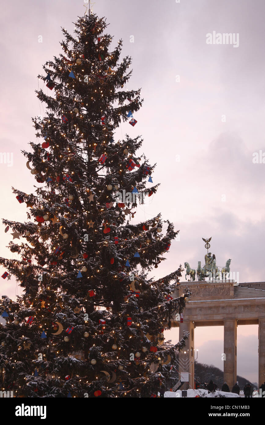 Brandenburg gate christmas tree hi-res stock photography and images - Alamy
