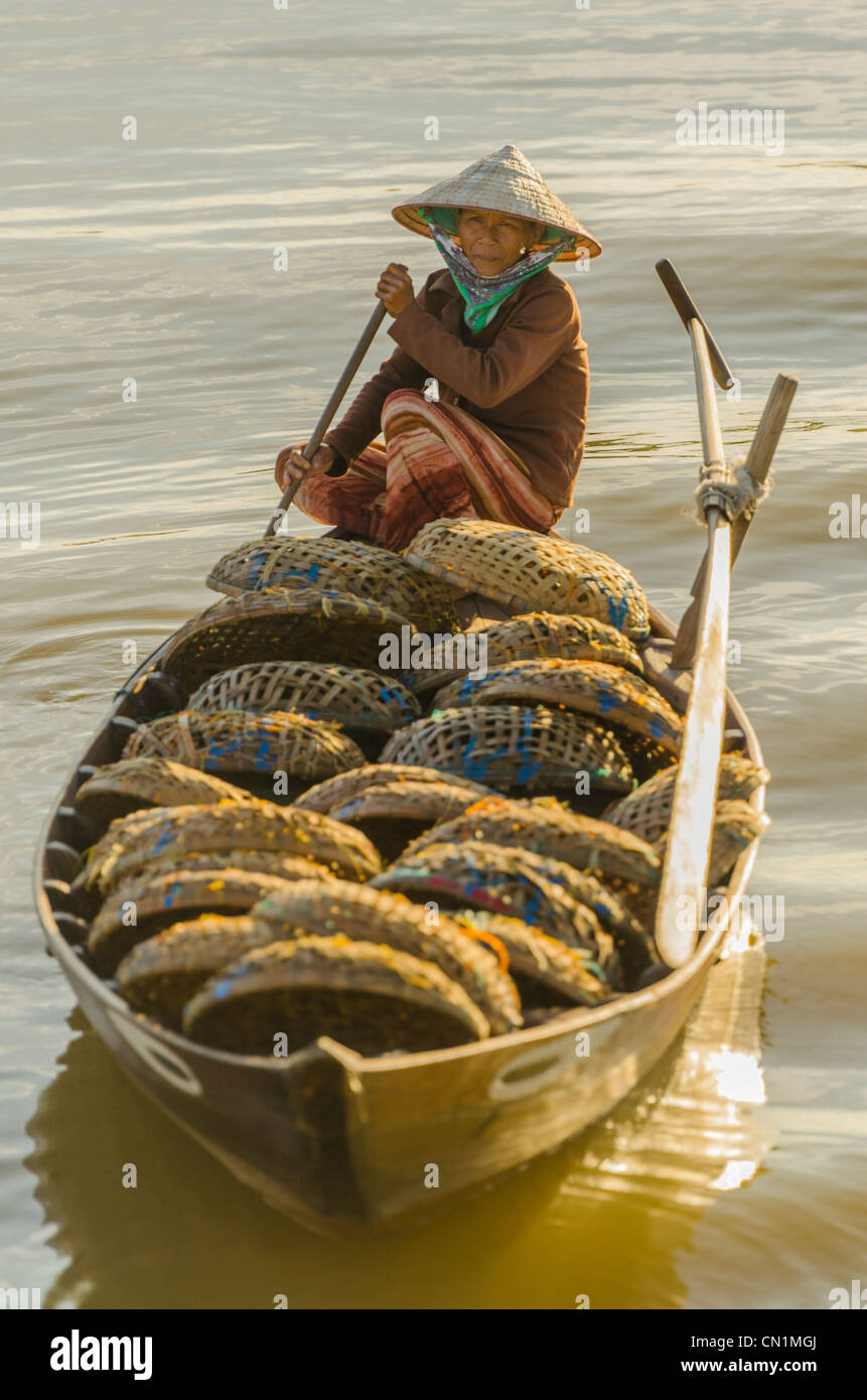 Traditional vietnamese fishing boat hi-res stock photography and images ...