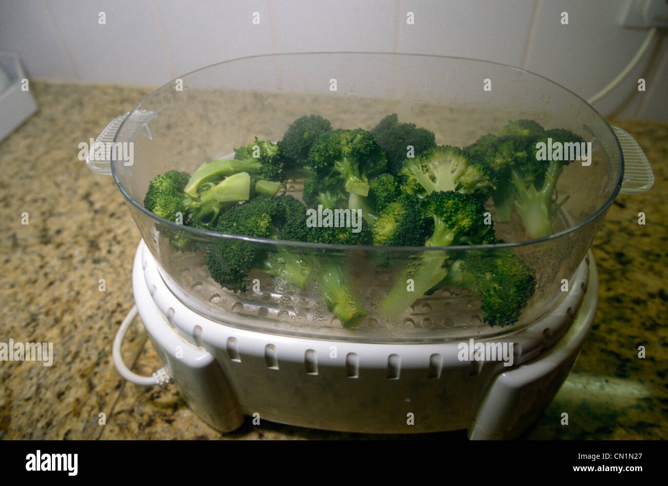 Broccoli Steaming In Steamer Stock Photo - Alamy