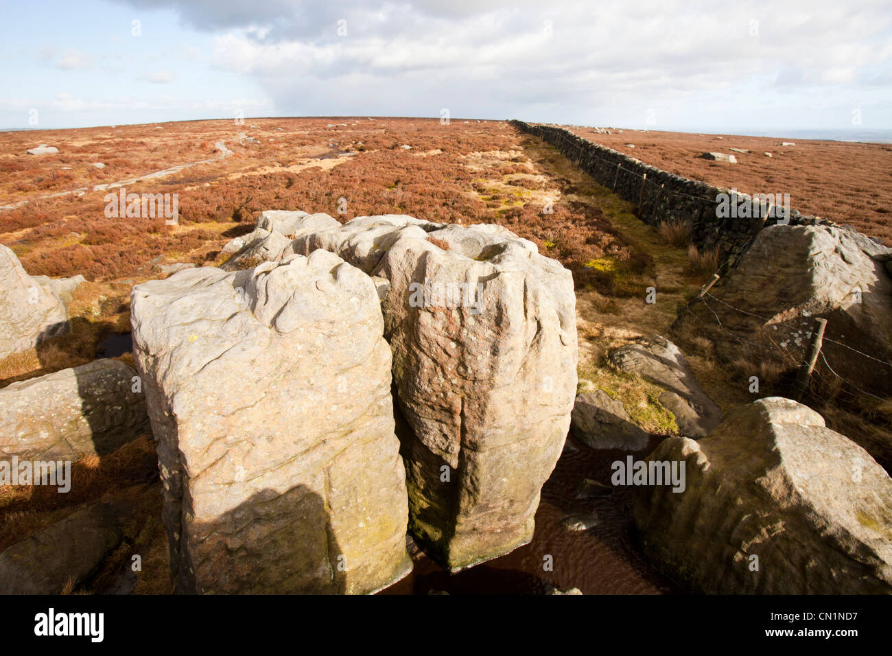 Millstone grit wall hi-res stock photography and images - Alamy