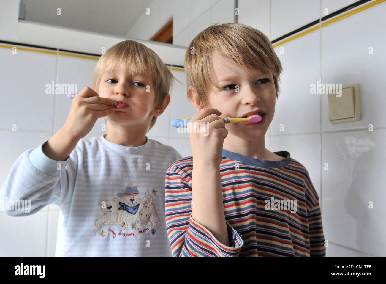 brothers brushing their teeth Stock Photo - Alamy