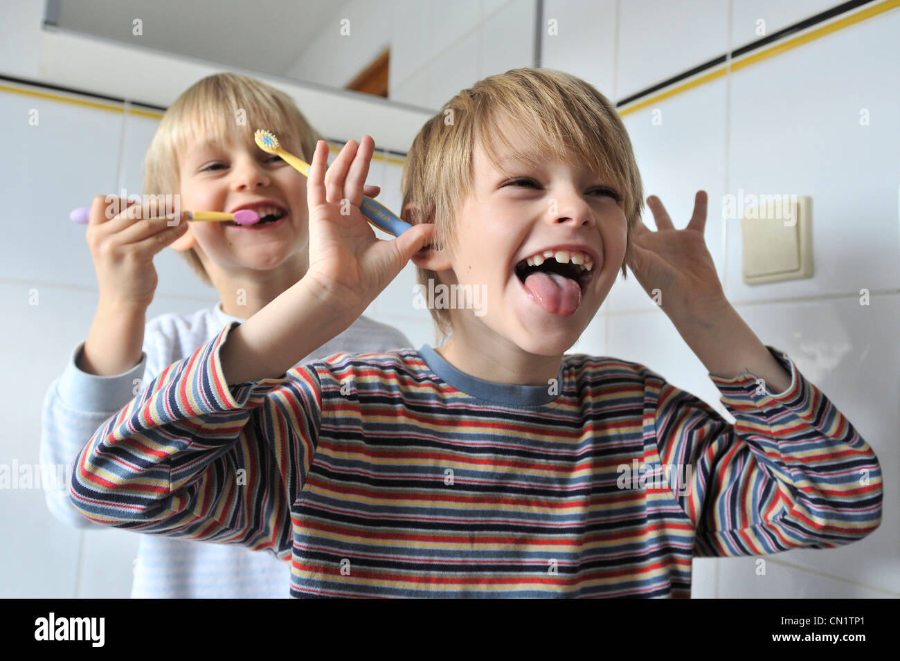 brothers brushing their teeth Stock Photo - Alamy