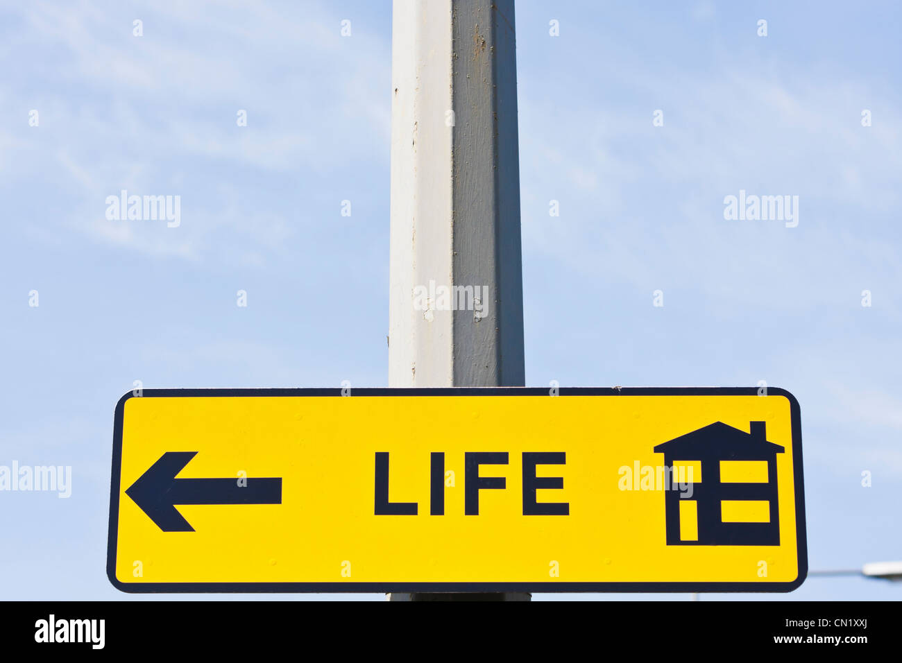 Yellow arrow on sign hi-res stock photography and images - Alamy