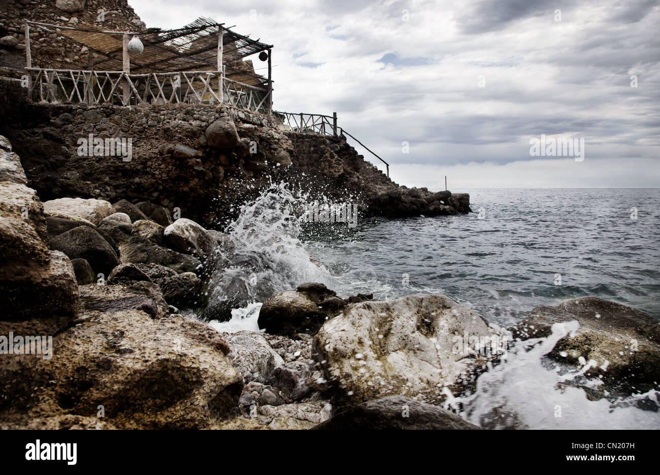 Wave crashing against rocks hi-res stock photography and images - Alamy