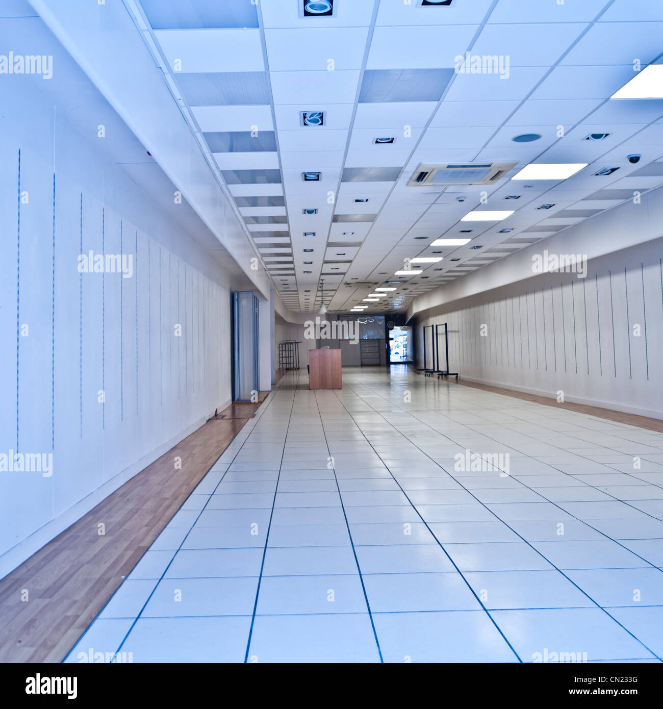 An empty high street hi-res stock photography and images - Alamy