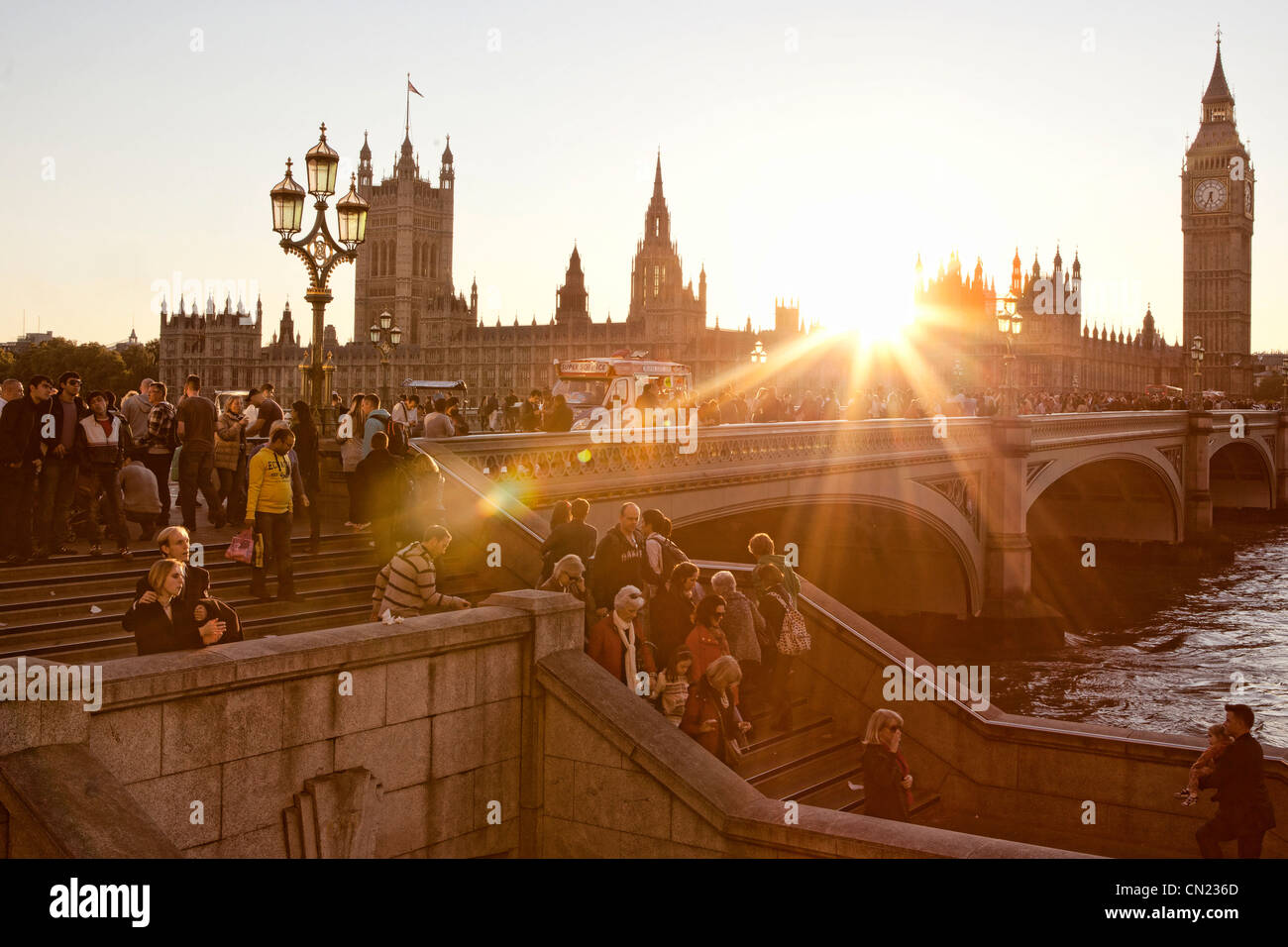 Sun setting over The Houses of Parliament Stock Photo - Alamy