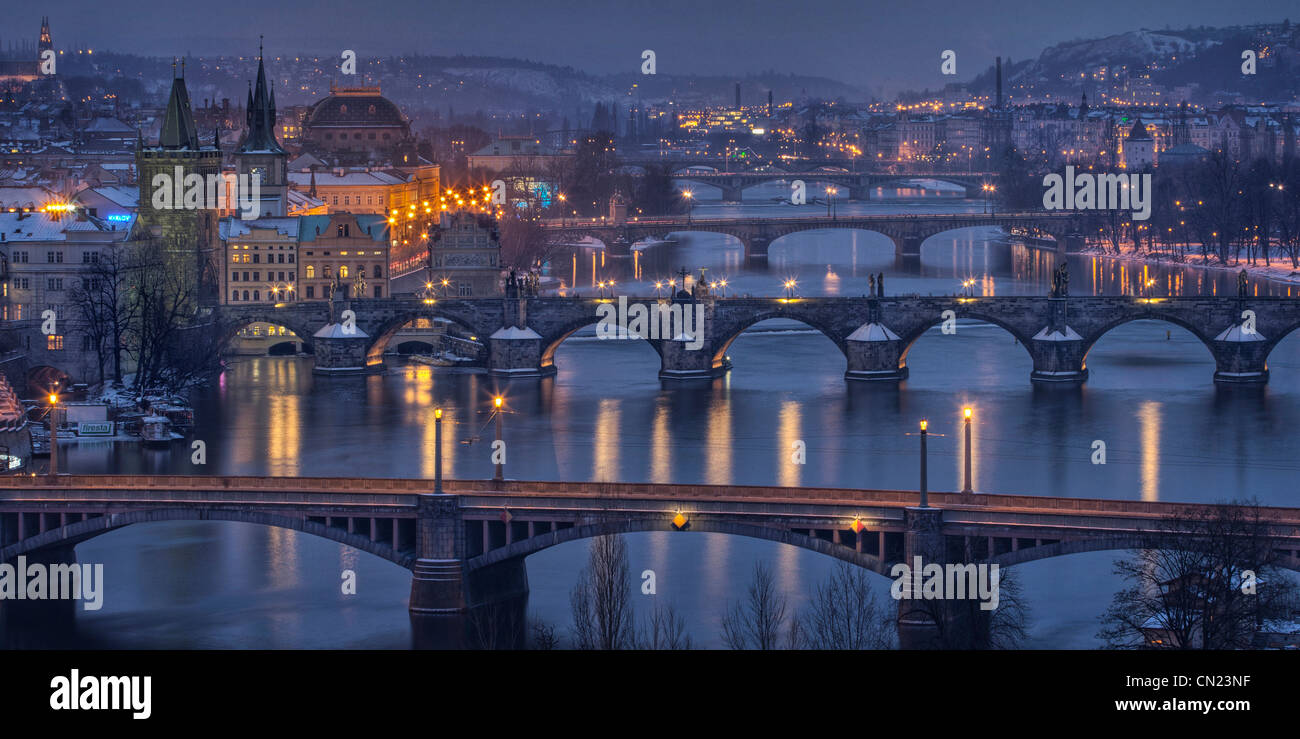 Bridge night nighttime prague hi-res stock photography and images - Alamy
