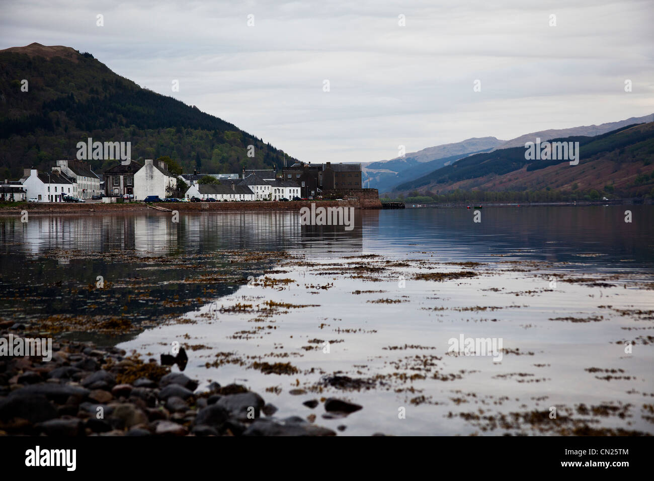 Inveraray on Loch Fyne Stock Photo - Alamy
