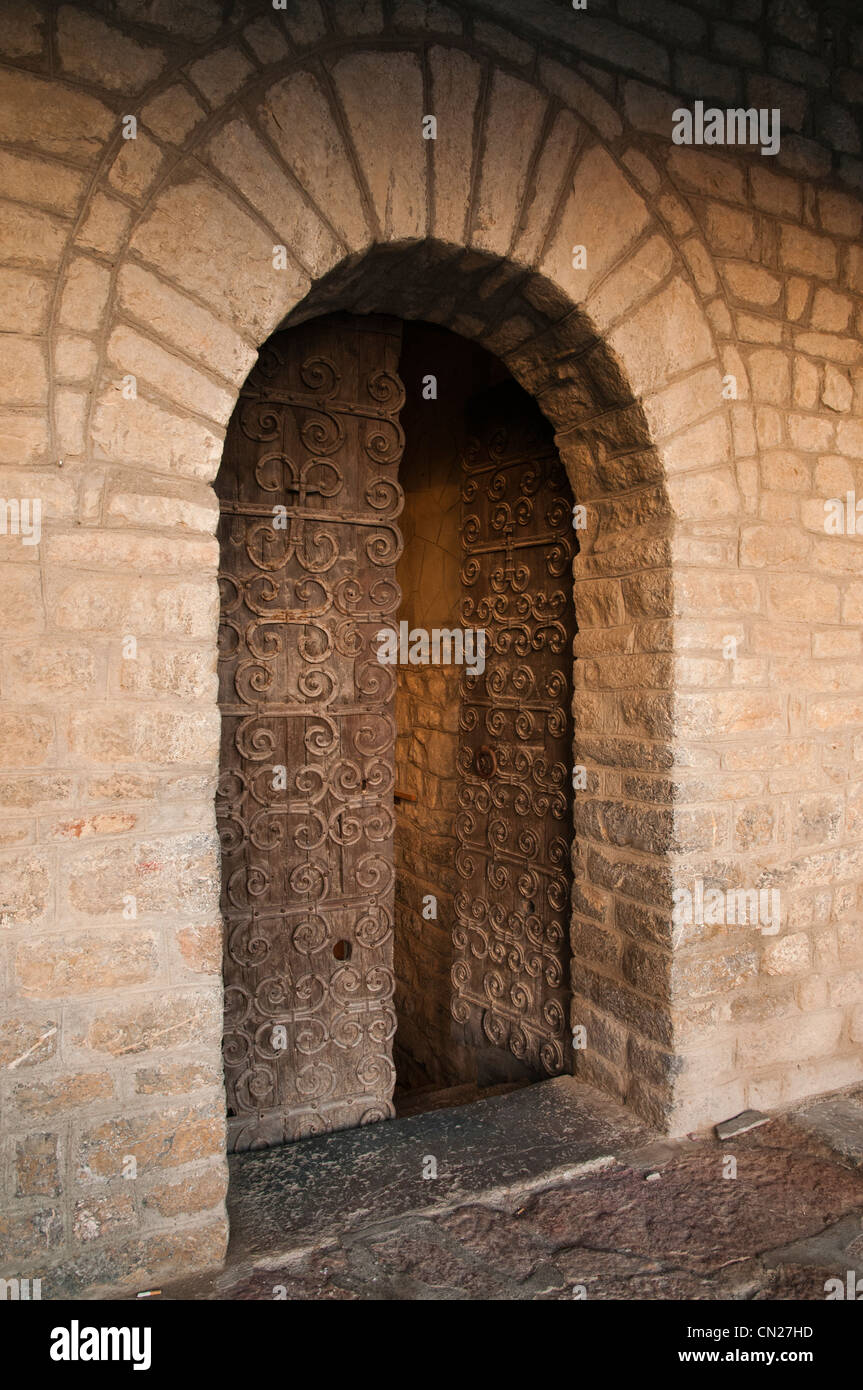 Wooden medieval door hi-res stock photography and images - Alamy