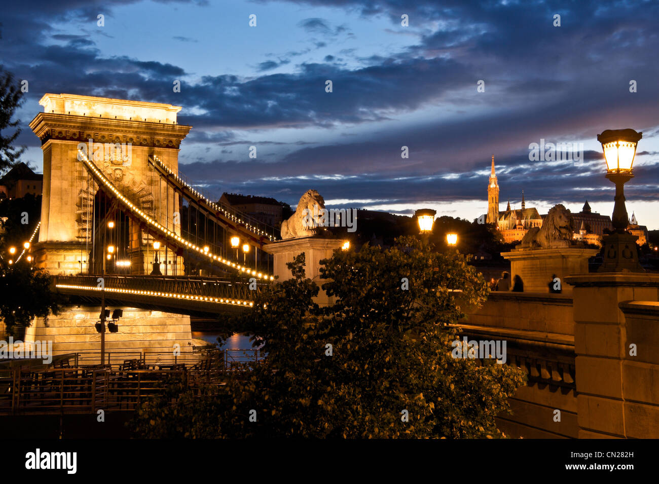 Chain bridge budapest dusk hungary hi-res stock photography and images ...